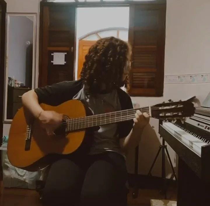 Maria Isadora - Currículo